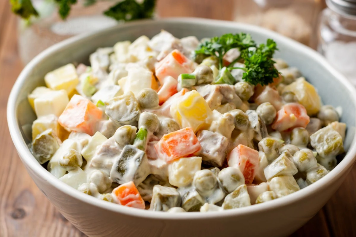 Tradycyjna sałatka jarzynowa – przepis - Akademia Smaku - Akademia Smaku