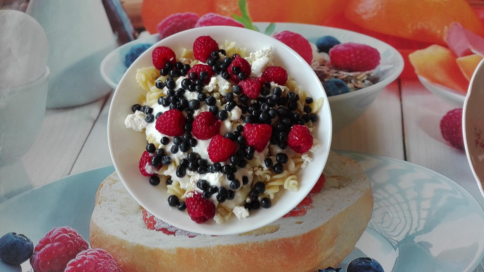 Letnie owoce na makaronowej kołderce - Przepis - Akademia Smaku